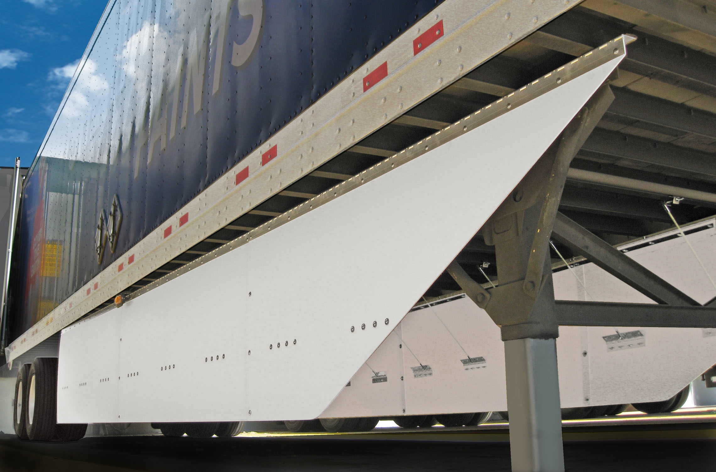Carrier Transicold now offering AeroFlex side fairings - Truck News