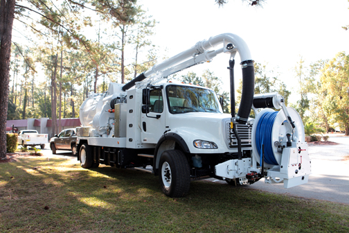 Freightliner delivers first turnkey CNG truck with vacuum body - Truck News