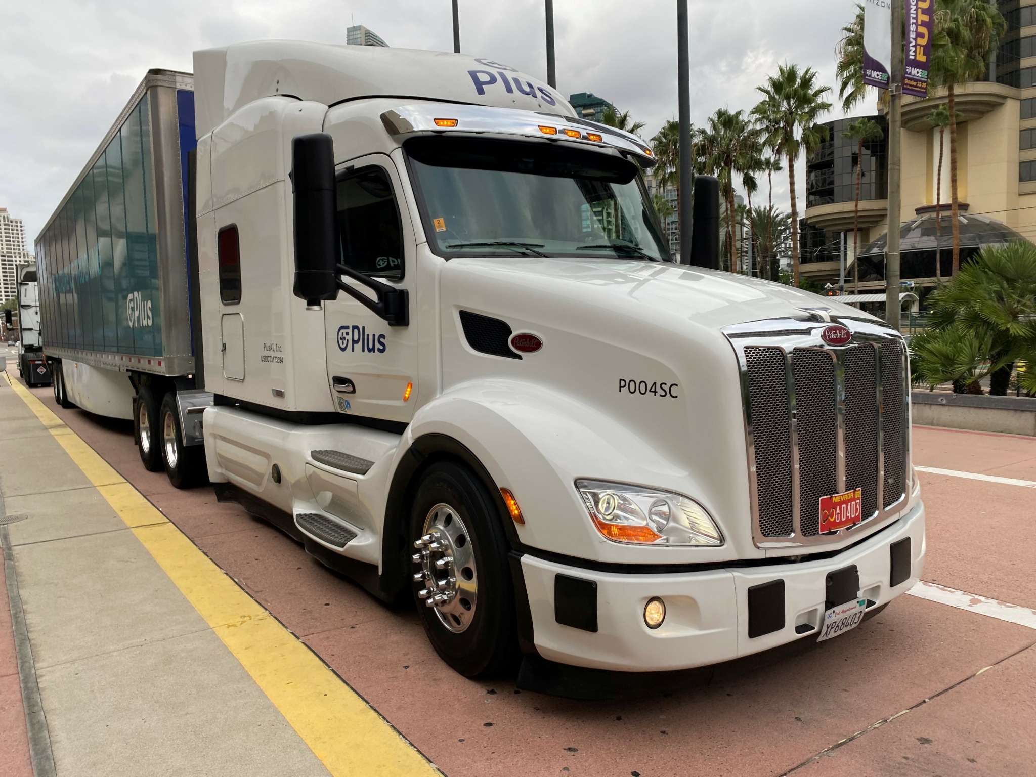 Behind the wheel of a Pete 579 with PlusDrive autonomous truck tech ...