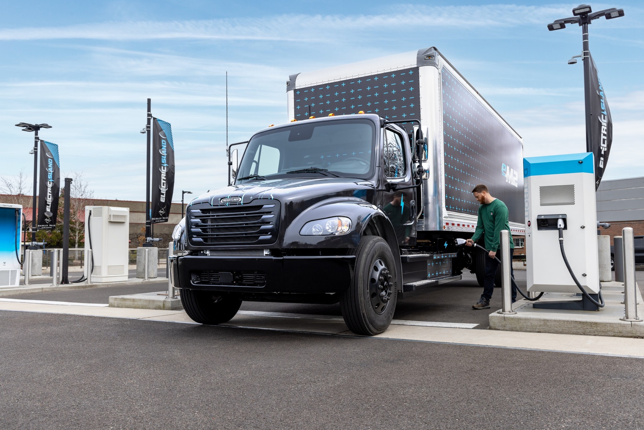 Freightliner ready to produce eM2 electric truck, eyes vocational uses ...