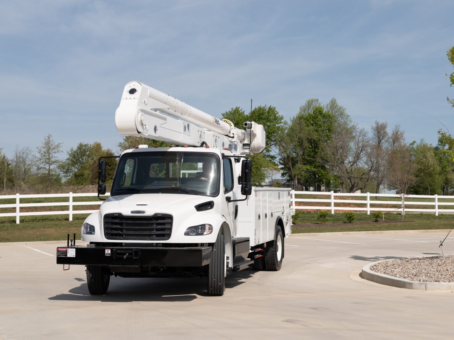 Freightliner ready to produce eM2 electric truck, eyes vocational uses ...