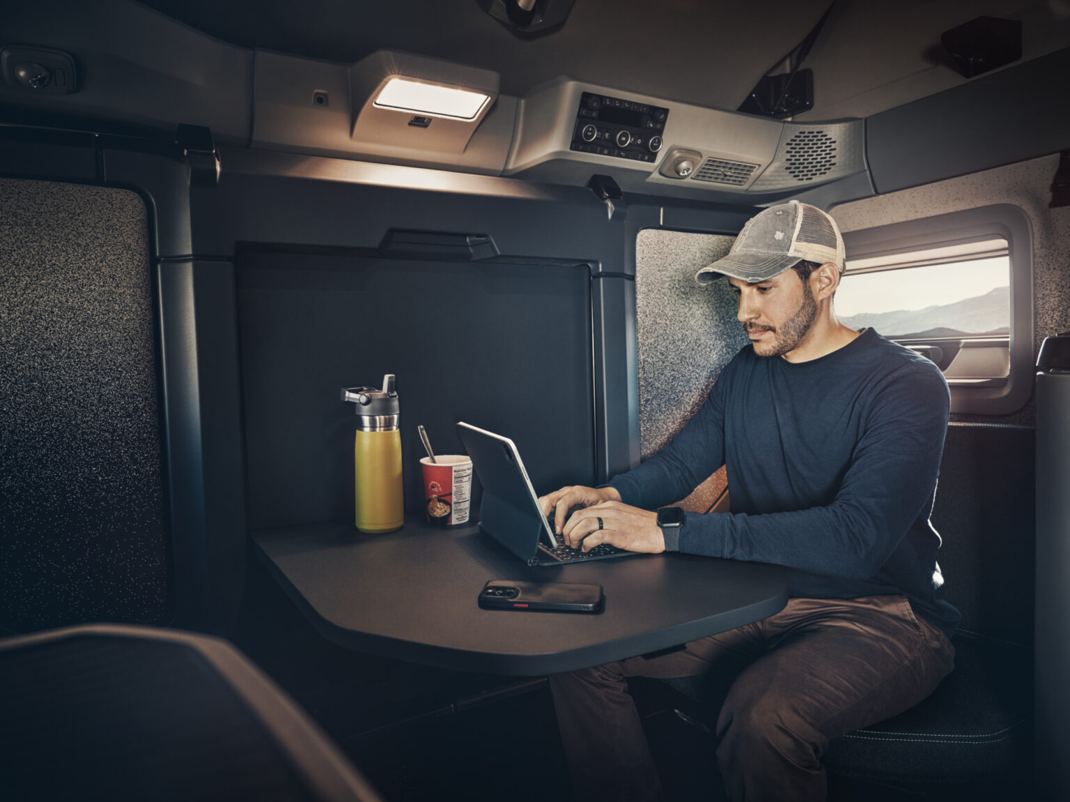Review: A night in the new Volvo VNL’s driver-centric sleeper cabin ...